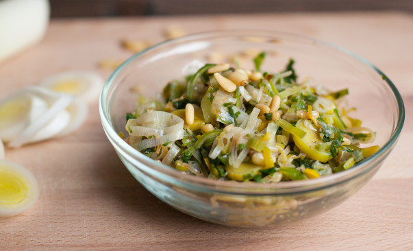 Gesmoorde prei met pijnboompitten | Keto.nl